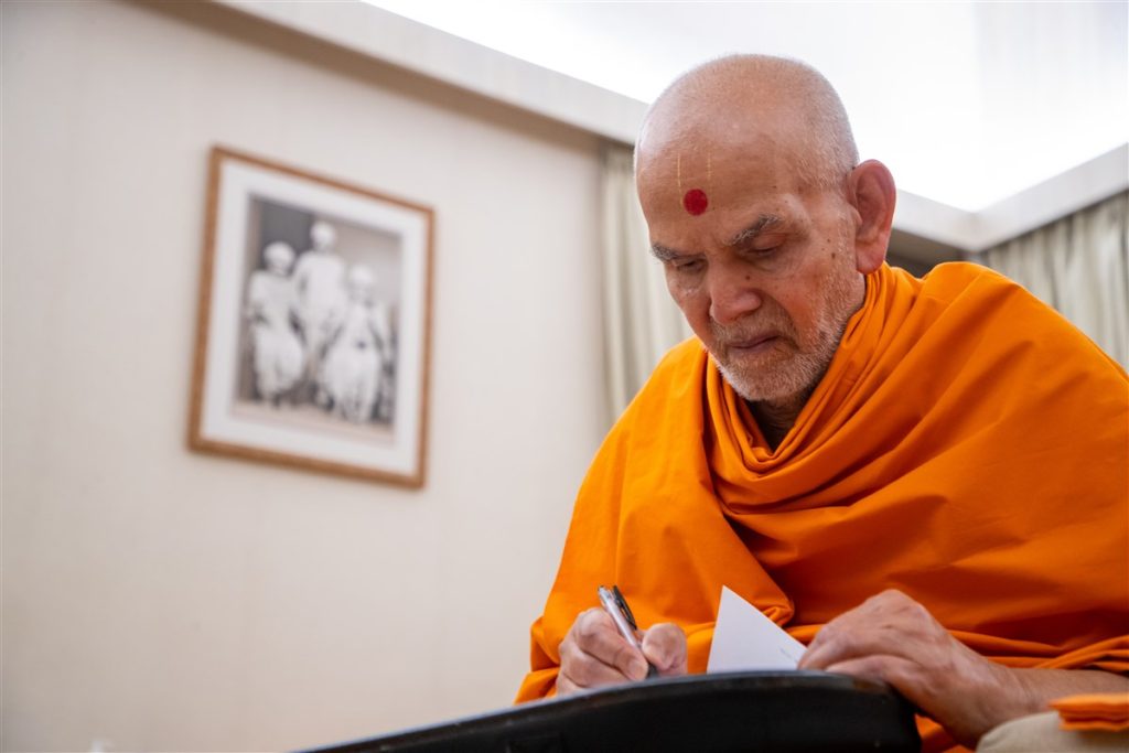 A Lesson in Selfless Service: A Memorable Moment with Mahant Swami ...